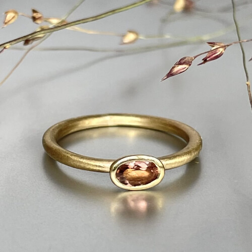 Handgefertigte zarte Ringe aus Gold mit rosa Edelstein finden Sie in ...