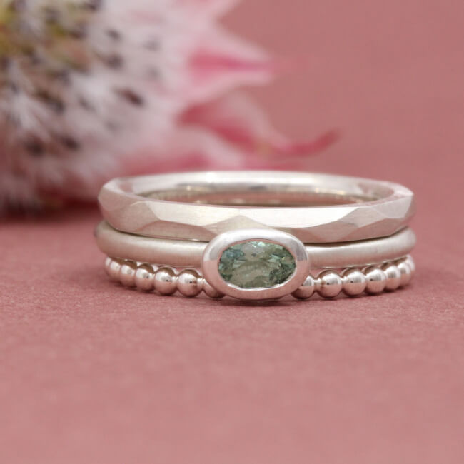 Handgefertigte zarter Ringe aus Silber mit hellgrünen Edelstein finden ...