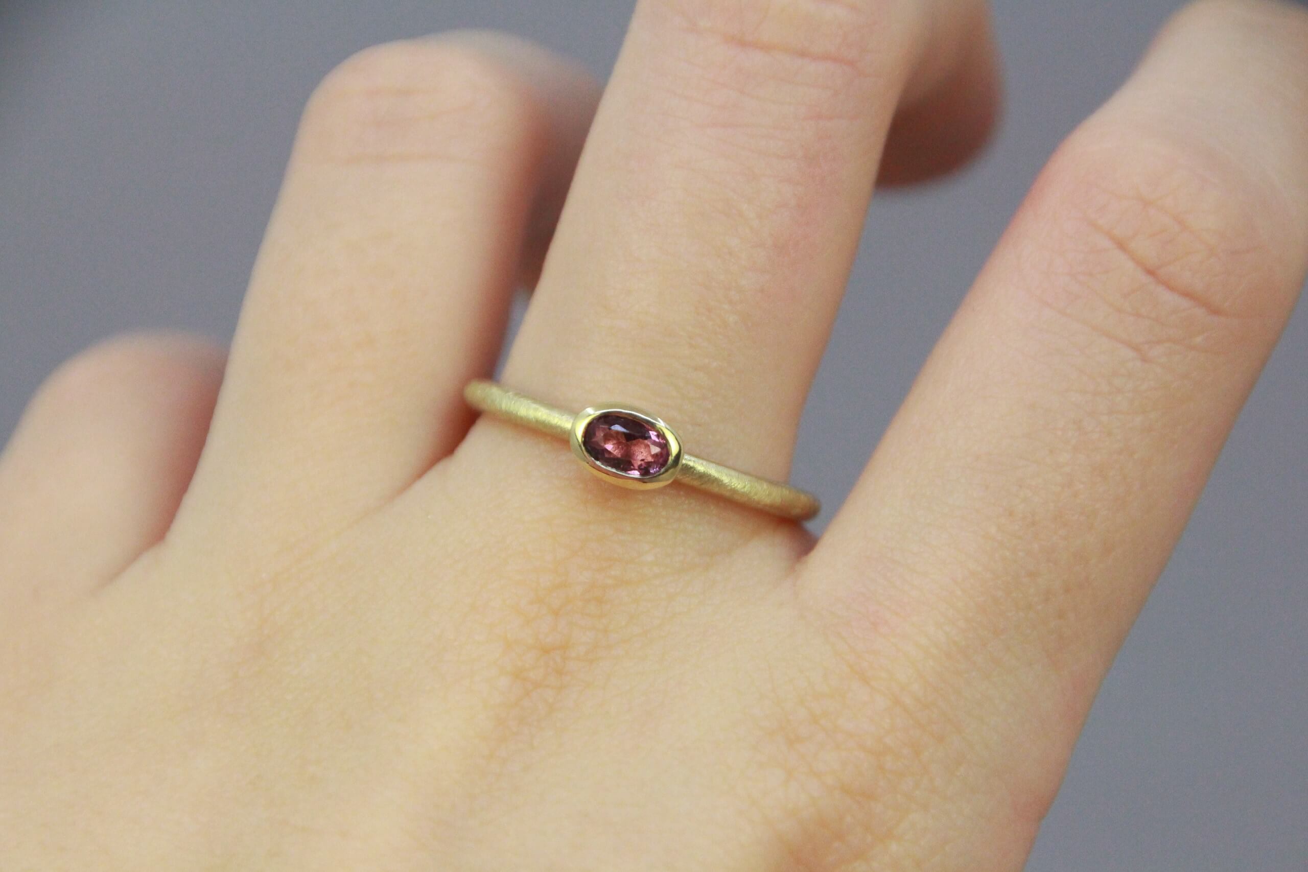 Handgefertigte zarte Ringe aus Gold mit rosa Edelstein finden Sie in ...